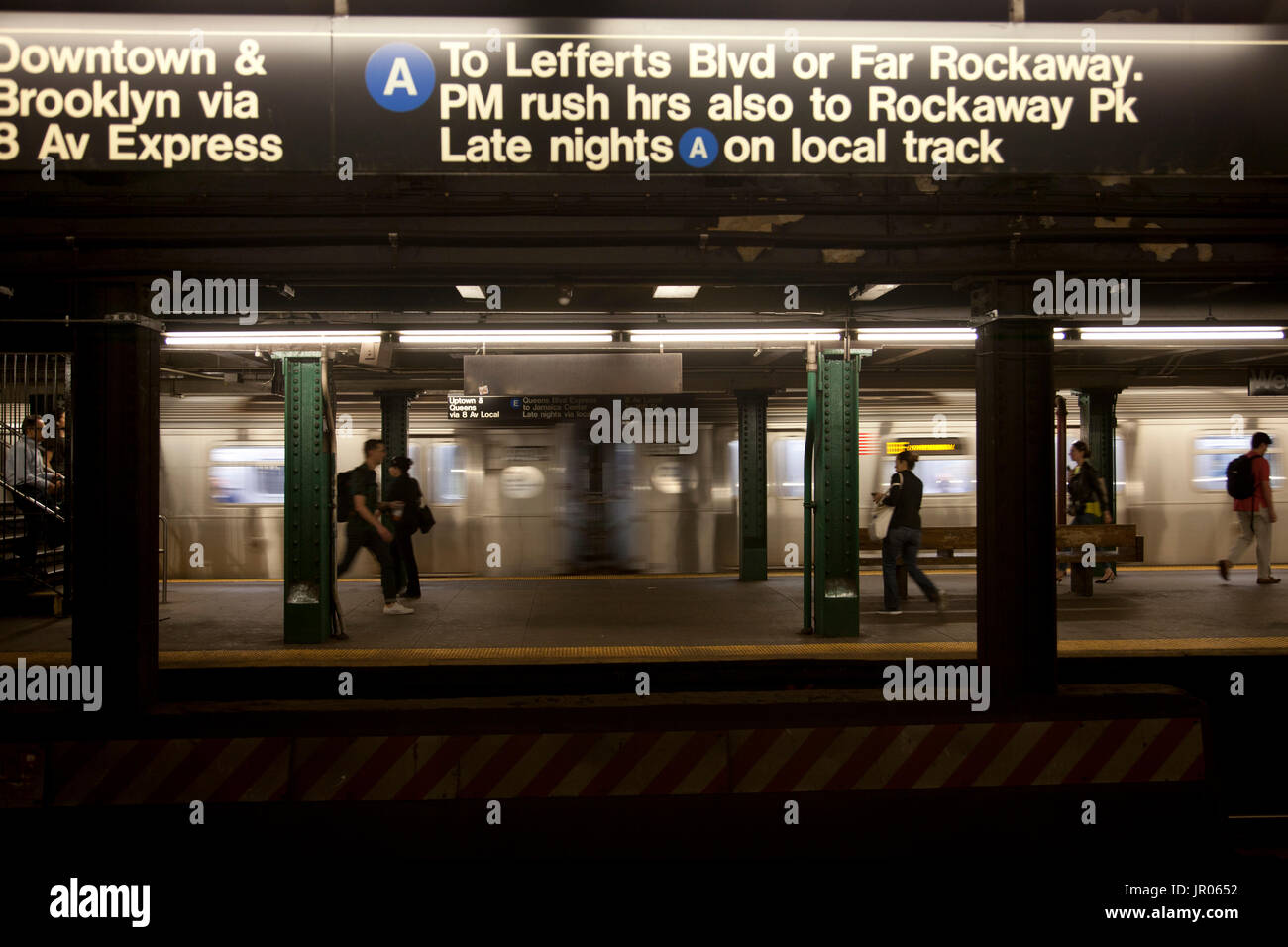 Nyc commuters platform hi-res stock photography and images - Alamy