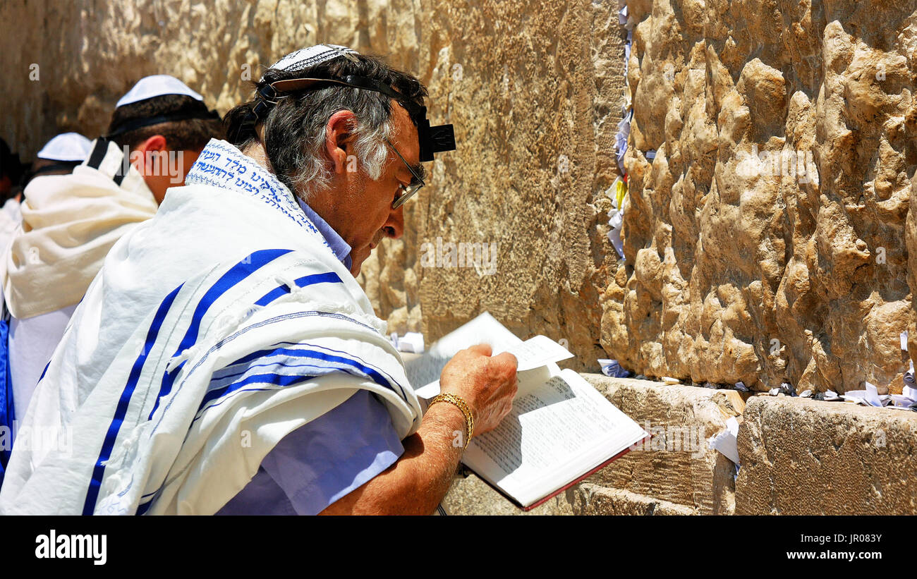 Jew pray at the Western Wall in Jerusalem Stock Photo - Alamy