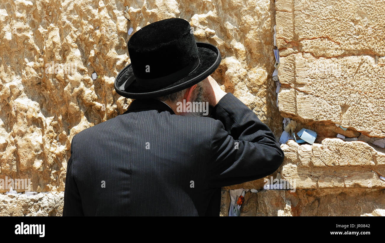Jew pray at the Western Wall in Jerusalem Stock Photo - Alamy