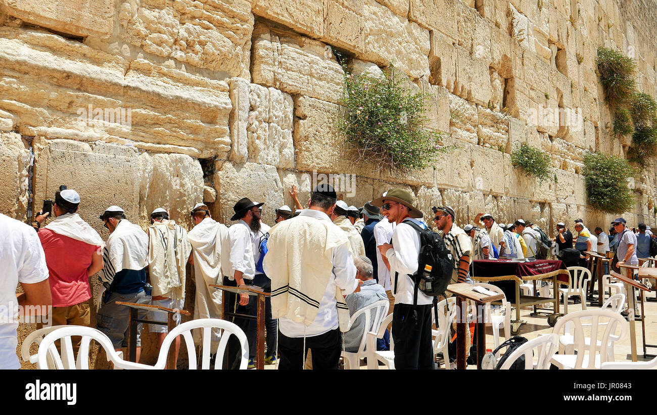 Jewish people pray synagogue hi-res stock photography and images - Alamy