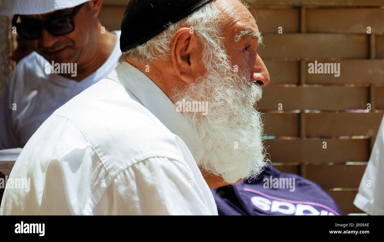 Jewish senior old man talks emotionally Stock Photo - Alamy