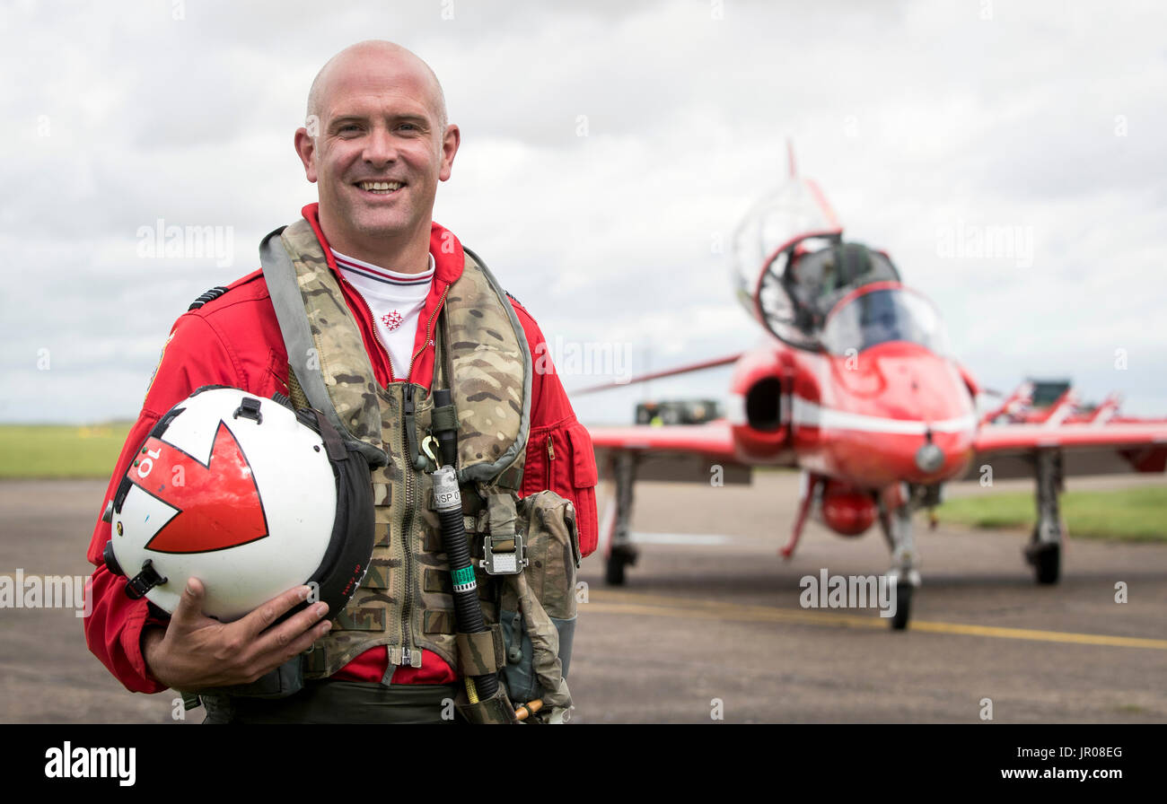 Red arrows squadron leader mike ling at raf scampton hi-res stock ...