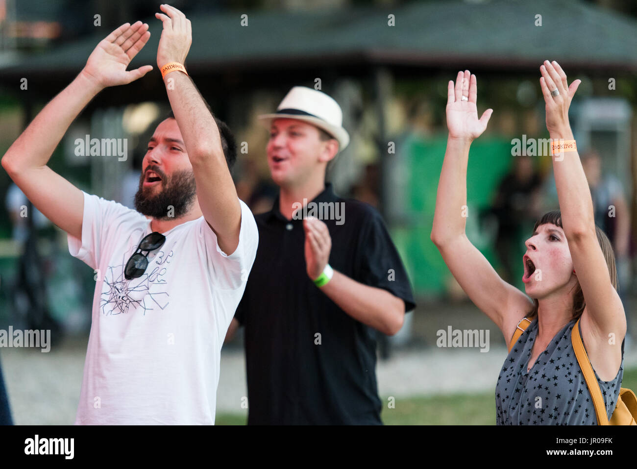 Crowd clapping at concert hi-res stock photography and images - Alamy