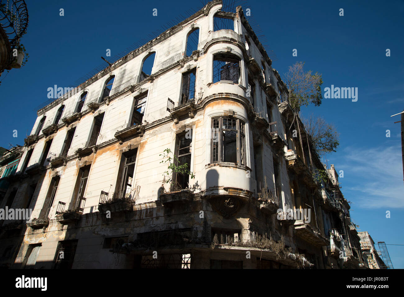 Looking up an a huge crumbling colonial windowless building in Centro ...