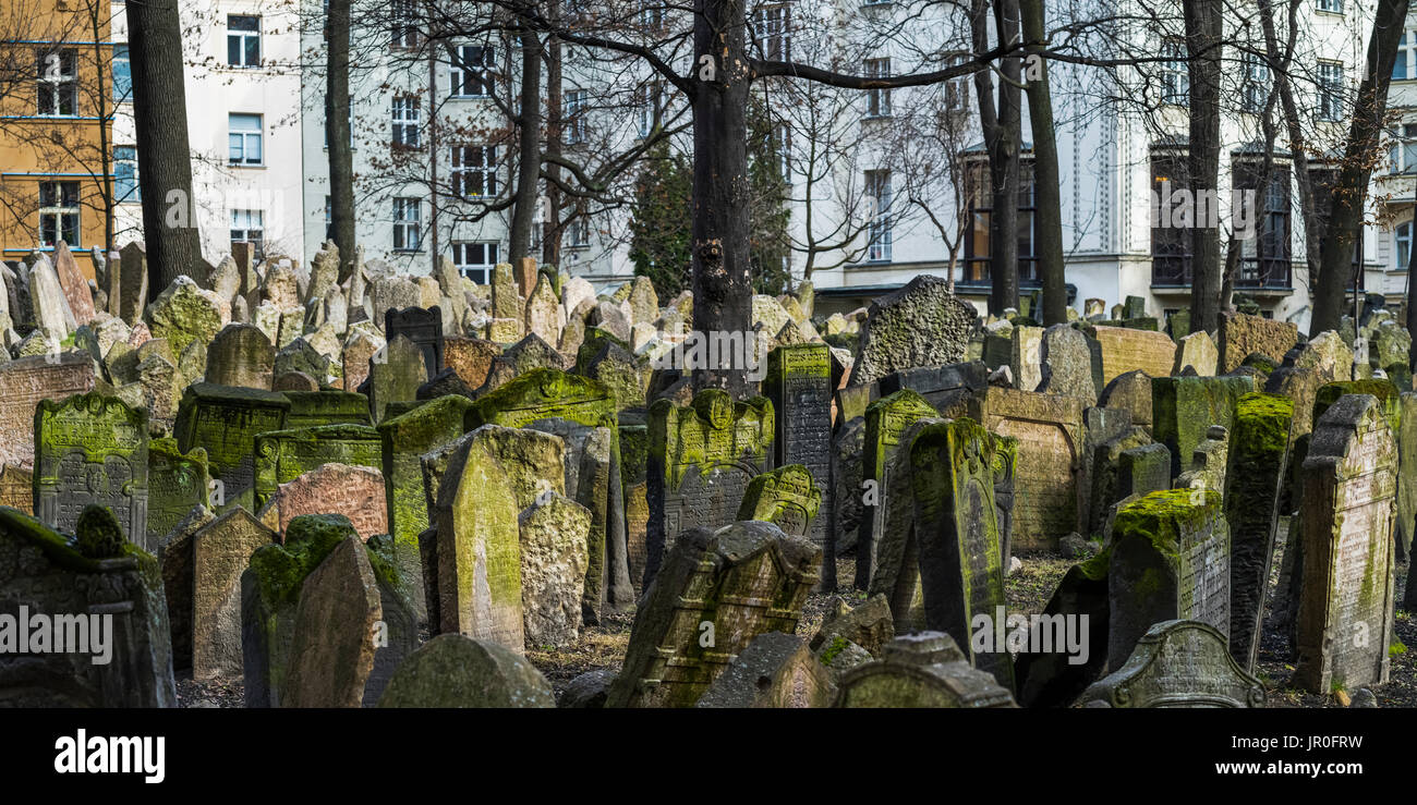 Old jewish cemetery prague hi-res stock photography and images - Alamy
