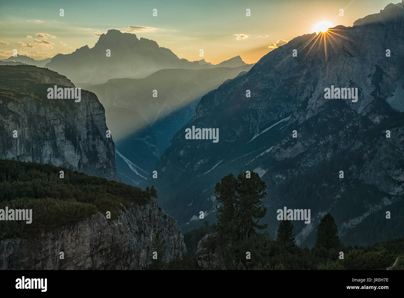 Sun shining through rock formation hi-res stock photography and images ...