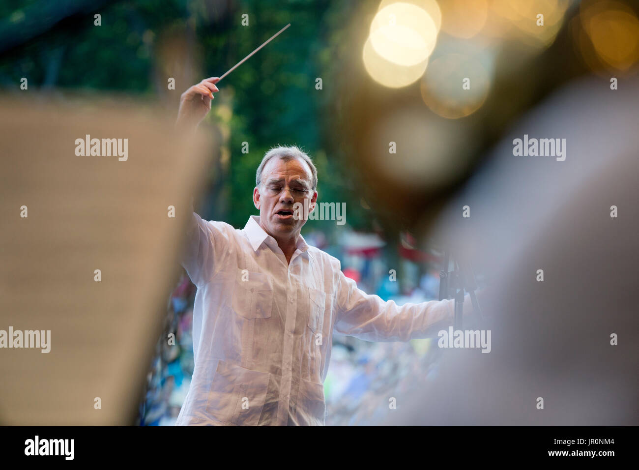 Christopher Wilkins conducts the Boston Landmarks Orchestra outdoor ...