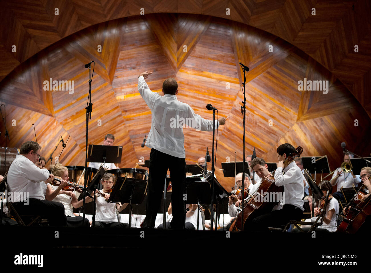 Christopher Wilkins conducts the Boston Landmarks Orchestra outdoor ...