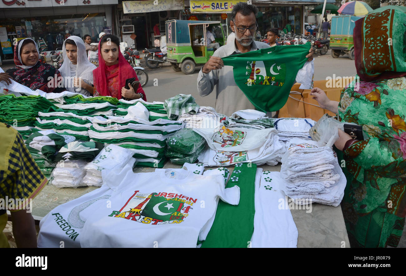Lahore, Pakistan. 2nd Aug, 2017. Pakistani purchasing national flags ...