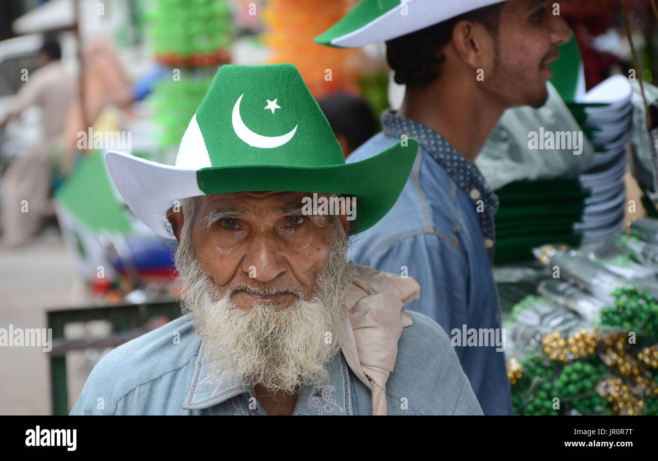 Lahore, Pakistan. 2nd Aug, 2017. Pakistani purchasing national flags ...