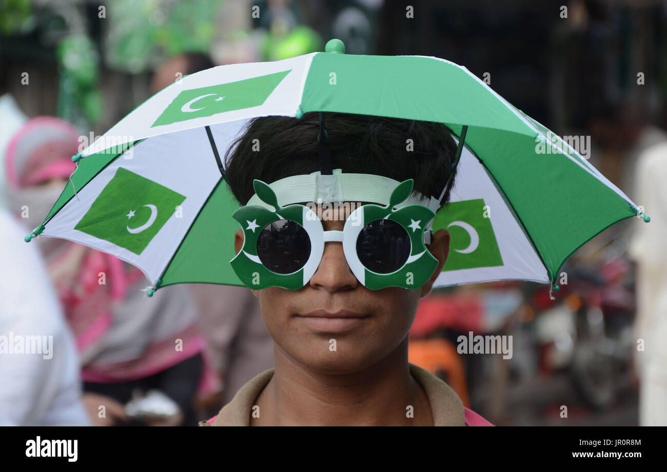 Lahore, Pakistan. 2nd Aug, 2017. Pakistani purchasing national flags ...