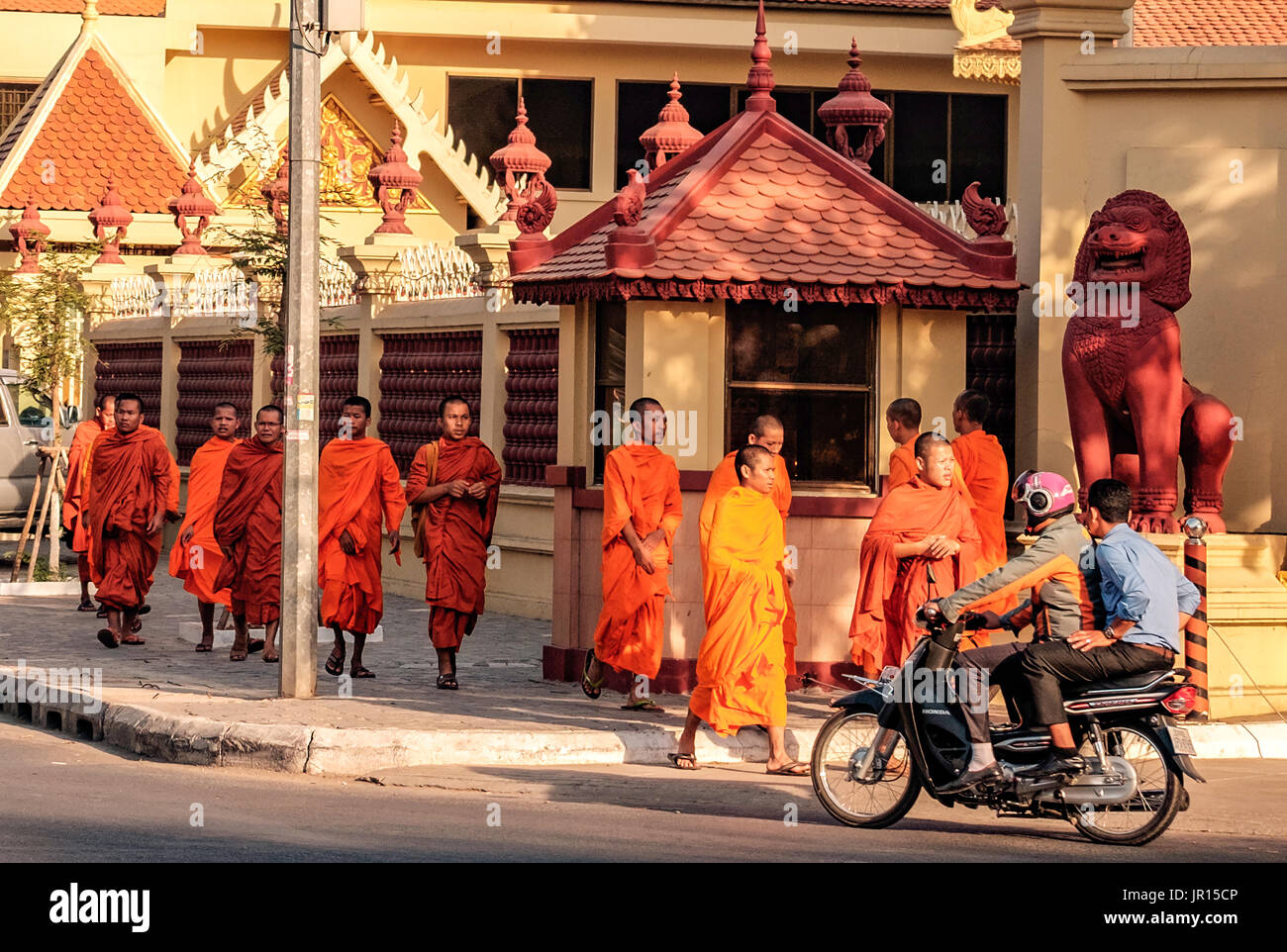 phnom penh city streets Stock Photo - Alamy