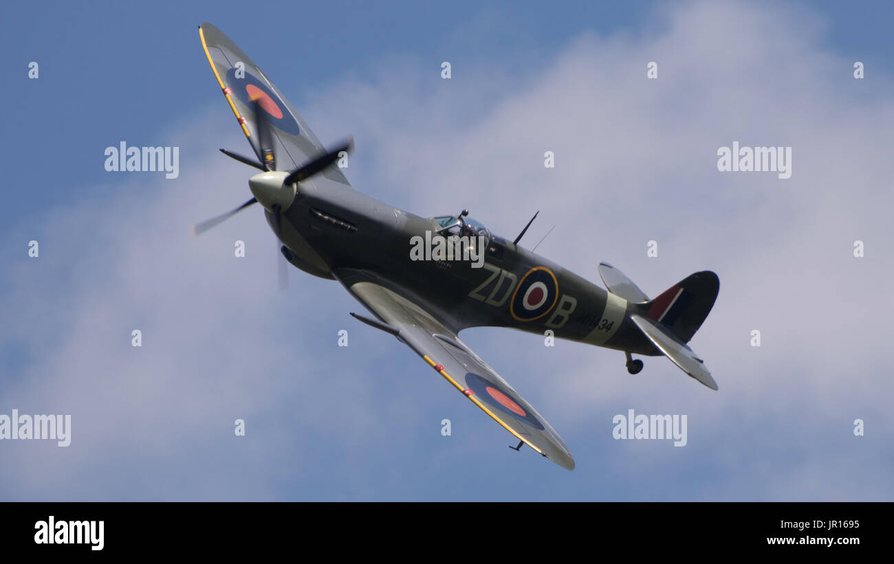 World war 2 spitfire hi-res stock photography and images - Alamy