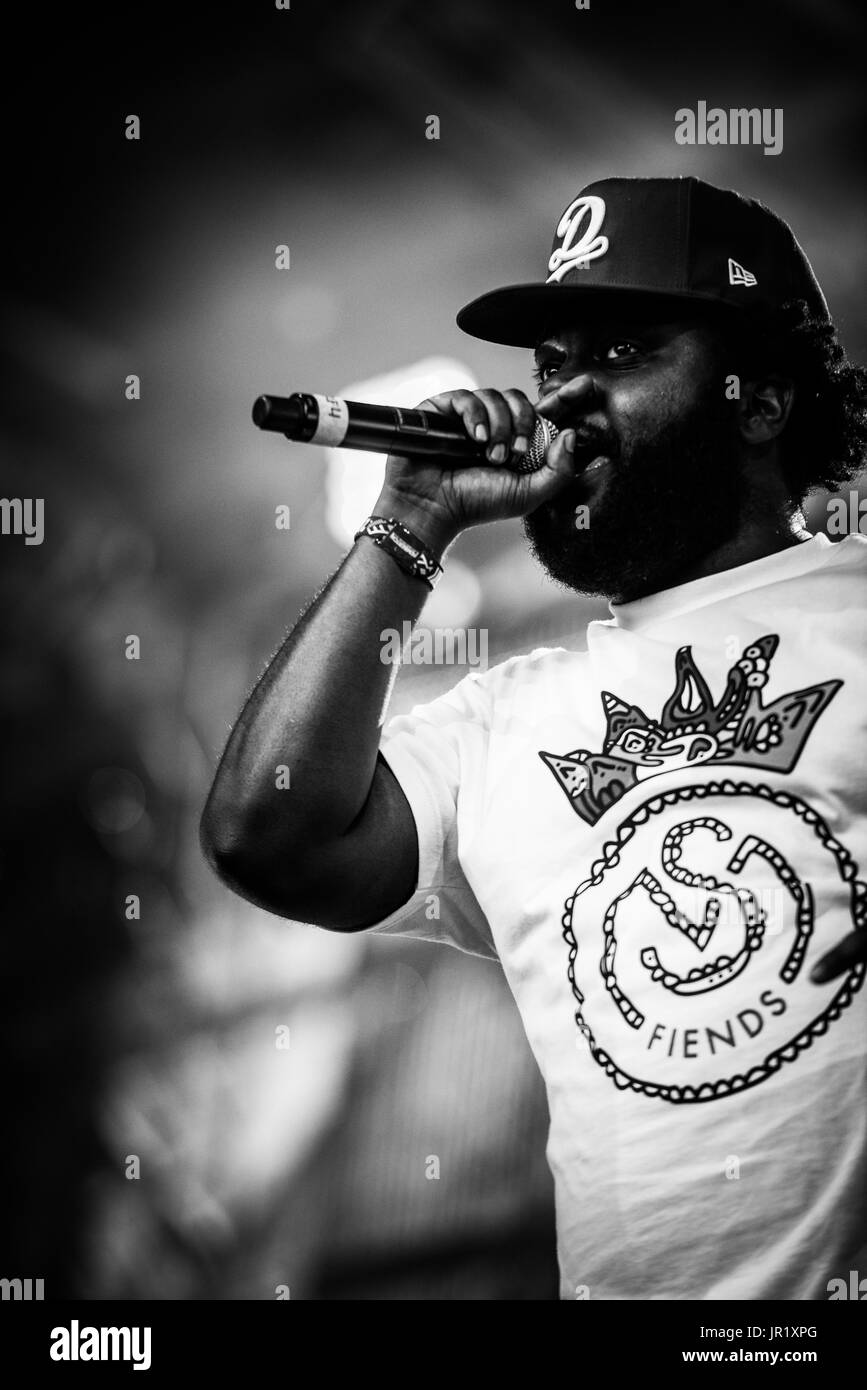 Black rapper holding microphone hi-res stock photography and images - Alamy