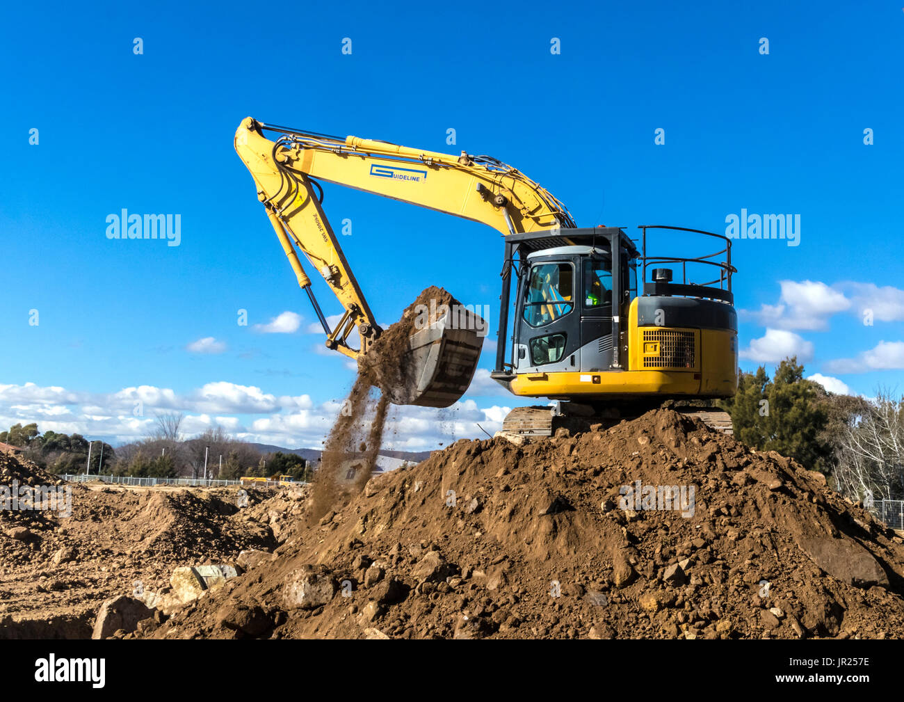 Front end loader works to move pile of dirt Stock Photo - Alamy