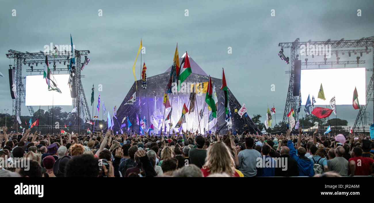 Pyramid stage glastonbury hi-res stock photography and images - Alamy