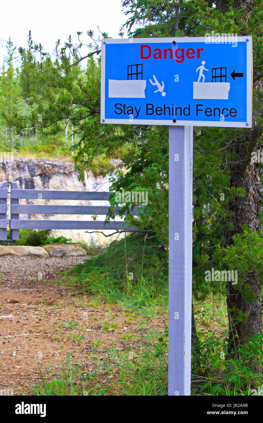 Stay behind fence sign hi-res stock photography and images - Alamy