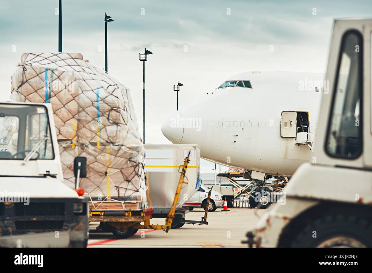 Airplane shipping container hi-res stock photography and images - Alamy