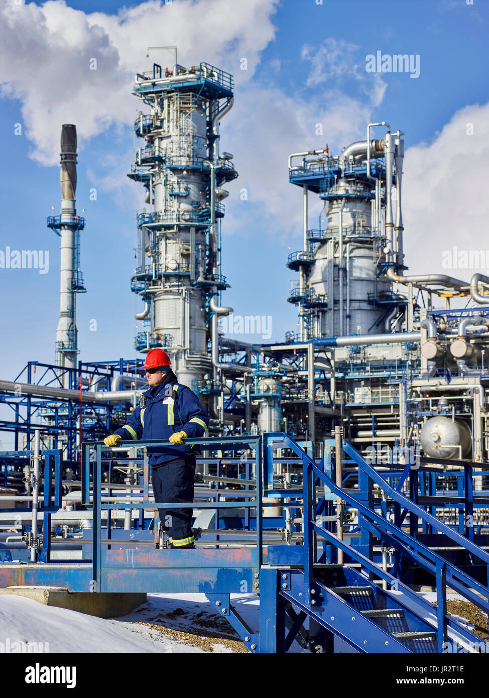 Men working refinery hi-res stock photography and images - Alamy