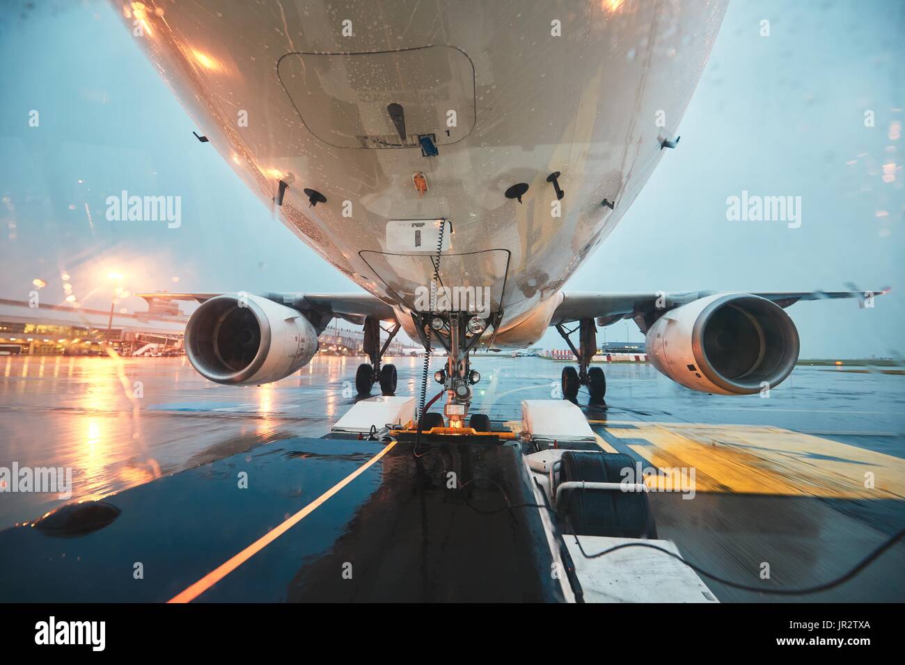 Airplane pushback hi-res stock photography and images - Alamy