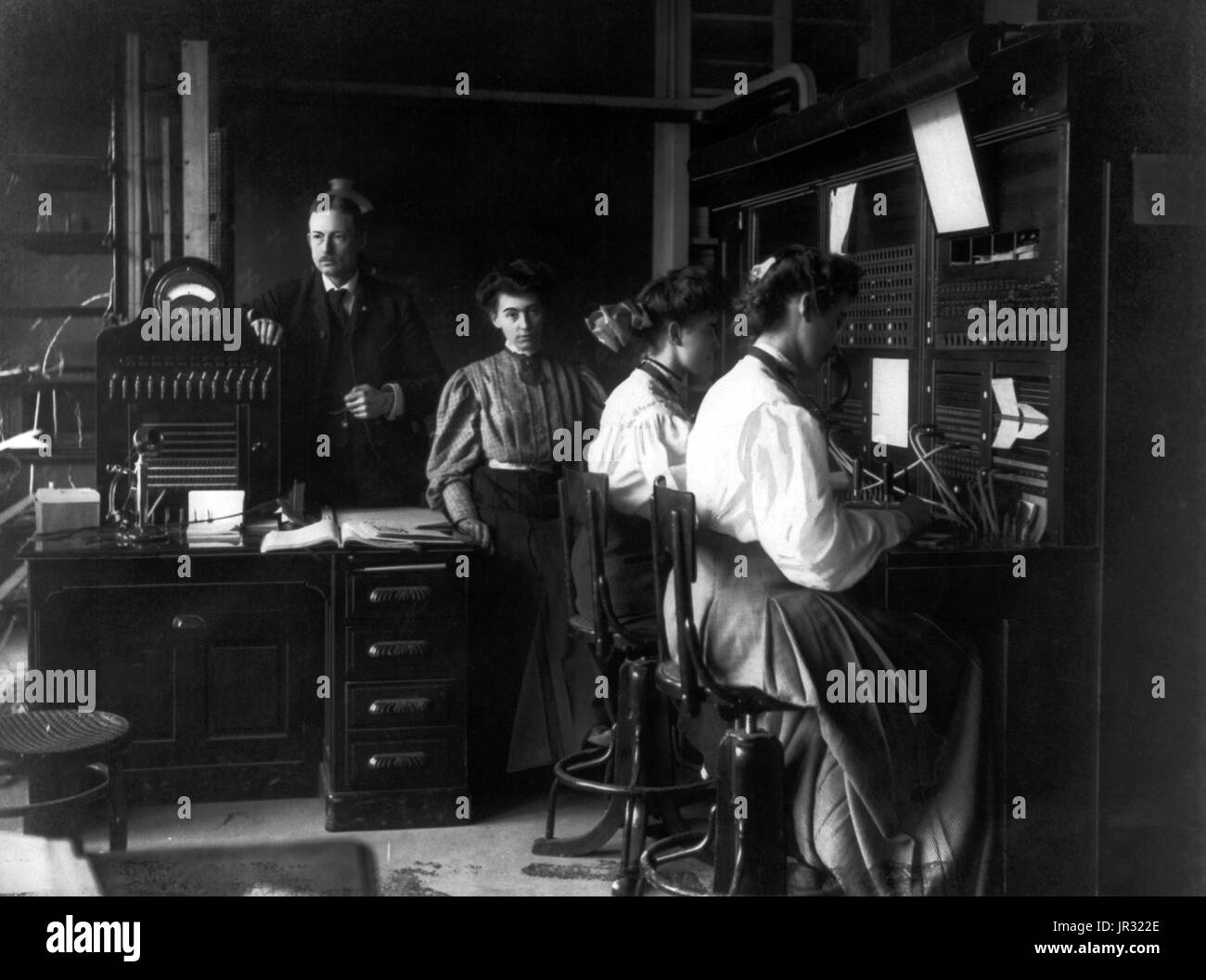 Telephone switchboard operators hi-res stock photography and images - Alamy