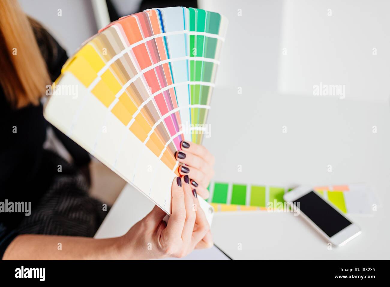 Artist selecting colour hi-res stock photography and images - Alamy