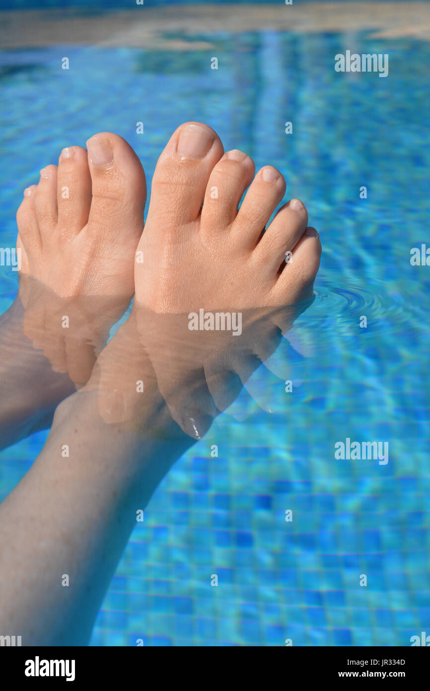 Feet underwater in pool hi-res stock photography and images - Alamy