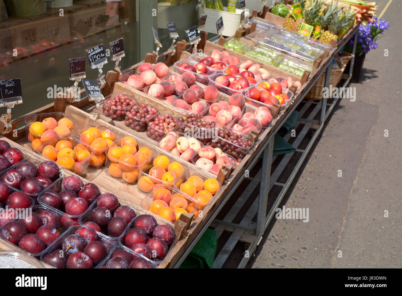 Vibrant fruit shop hi-res stock photography and images - Alamy