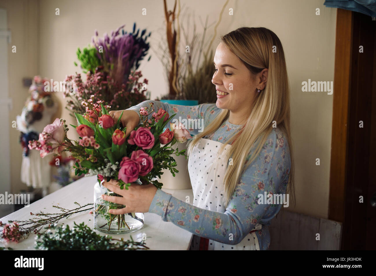 Making bouquet hi-res stock photography and images - Alamy