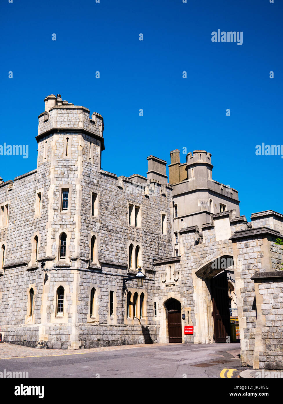 Windsor castle entrance hi-res stock photography and images - Alamy