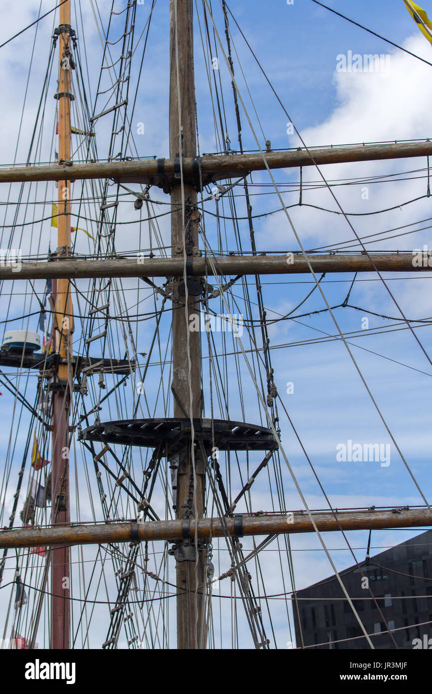 Ship sail yardarm hi-res stock photography and images - Alamy