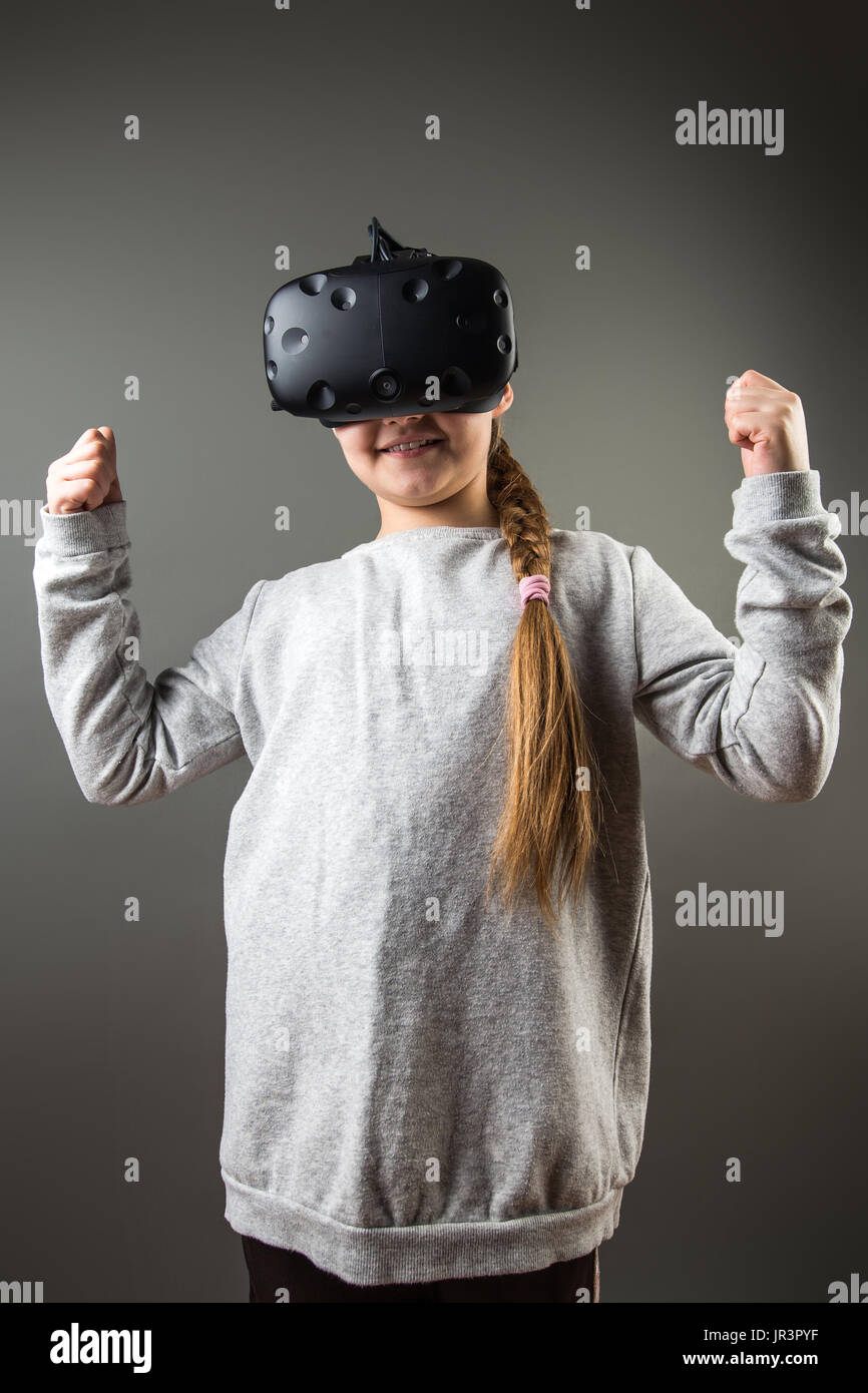 Happy little girl using a virtual reality headset Stock Photo - Alamy