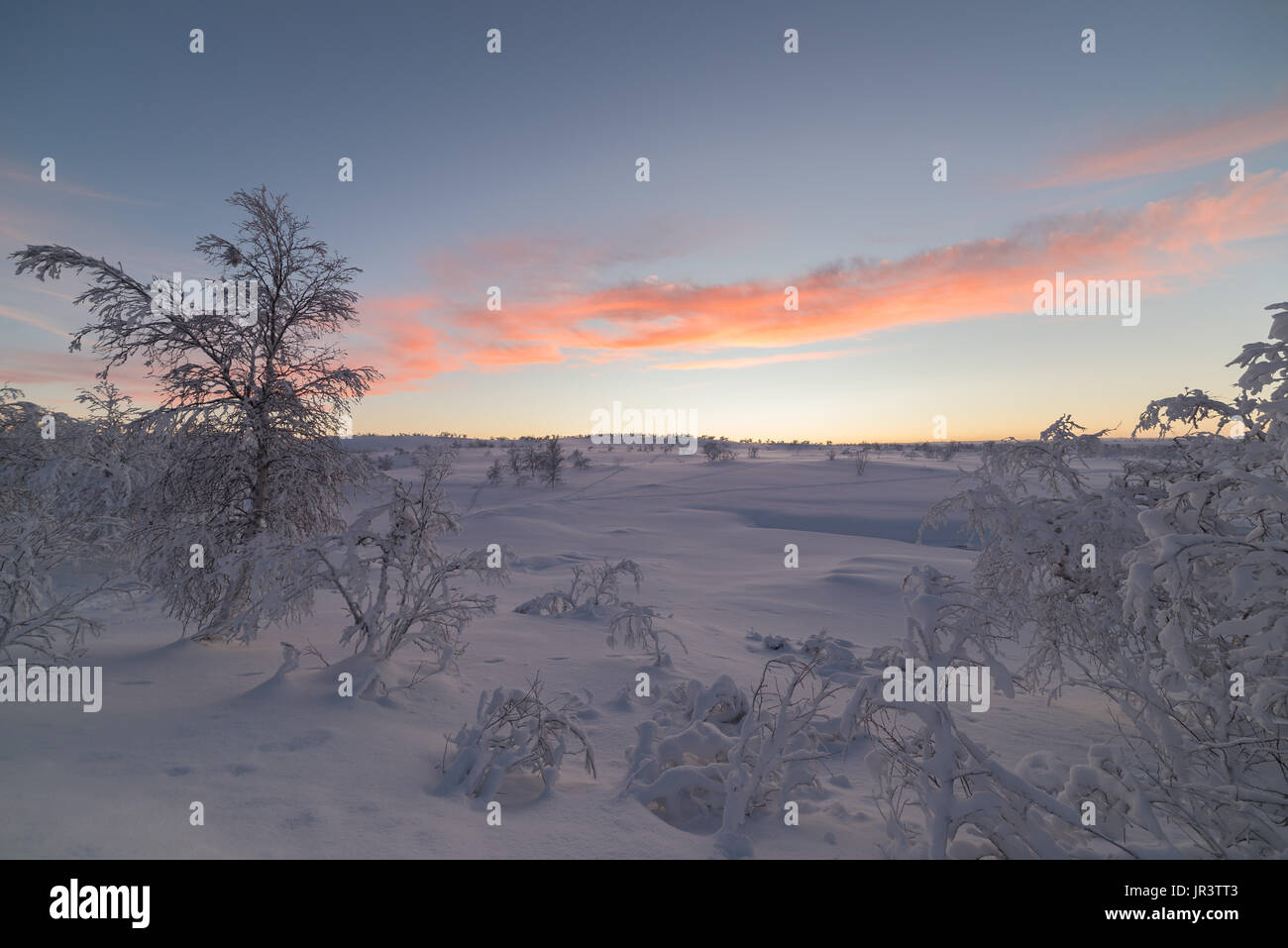 Arctic blue sky snow hi-res stock photography and images - Alamy