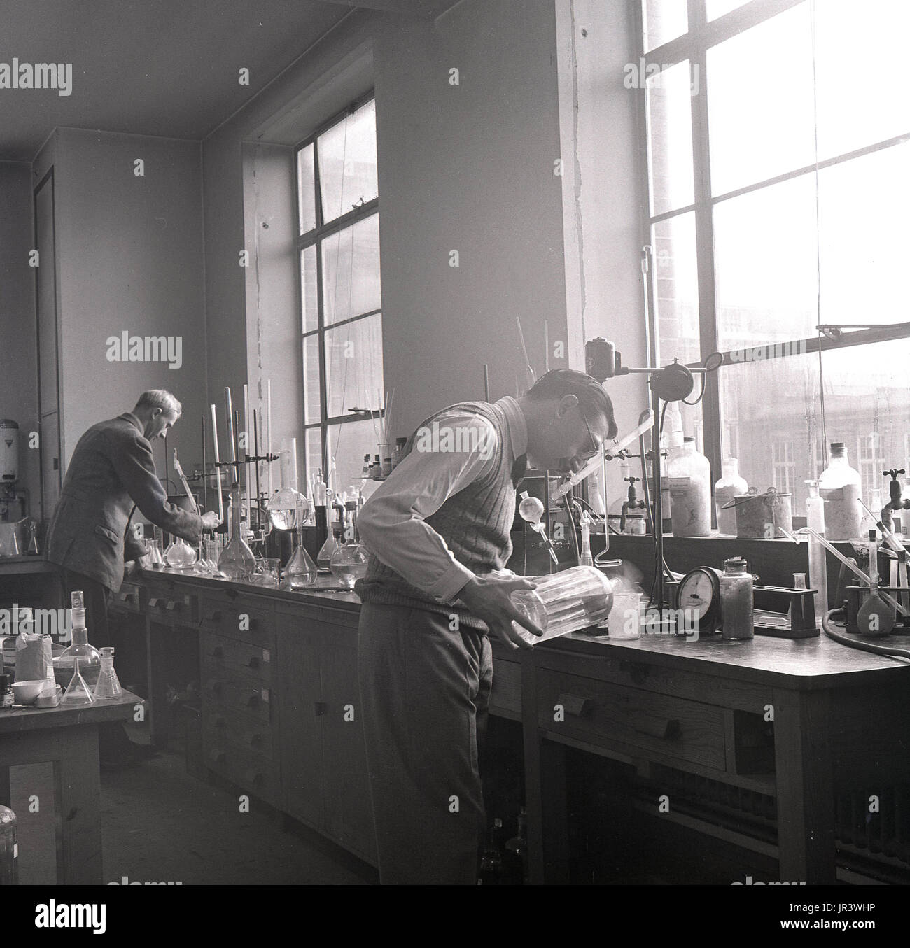 Physicists 1950's hi-res stock photography and images - Alamy