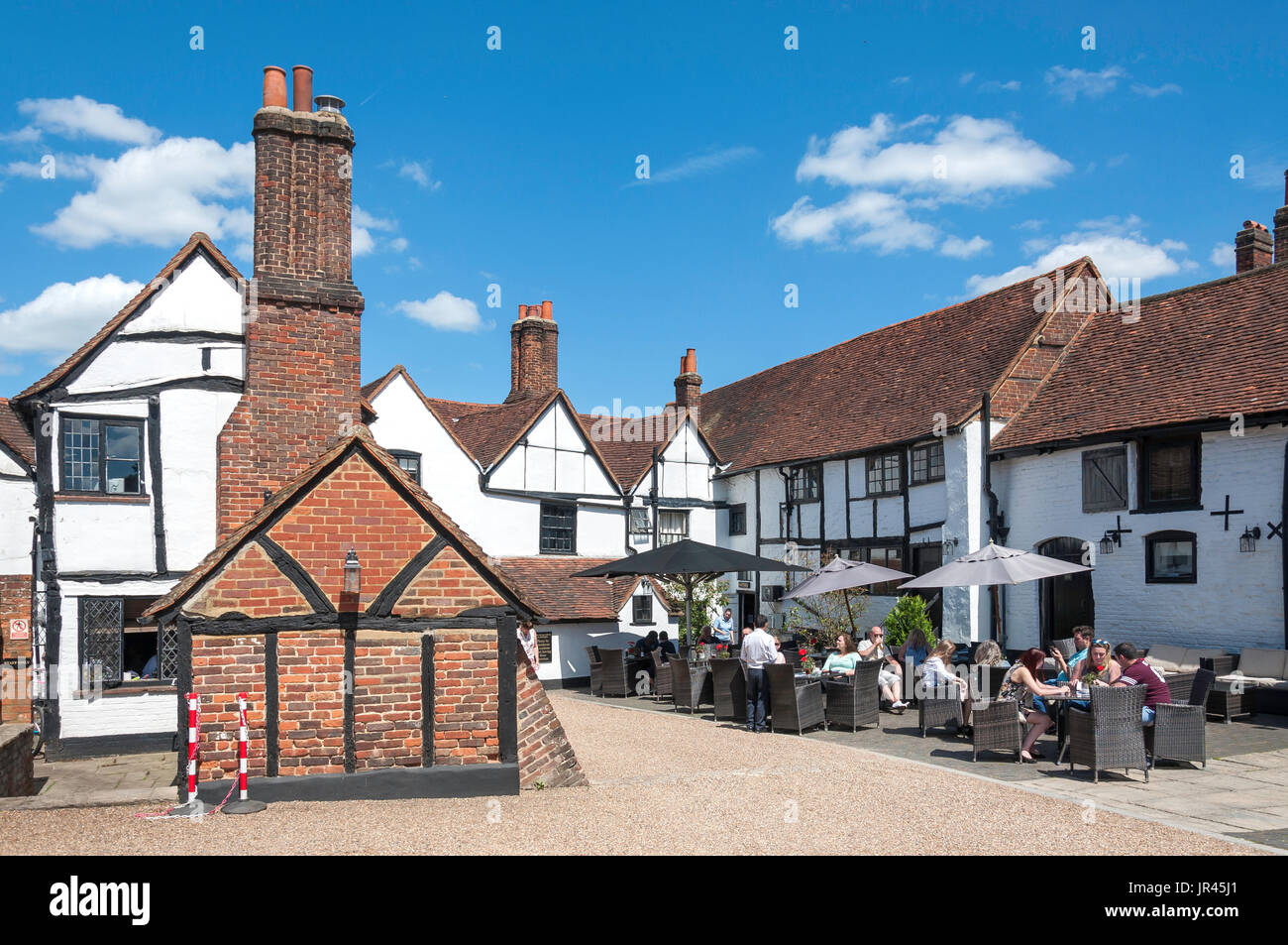 Rear courtyard at 15th century The King's Arms Hotel, High Street, Old ...