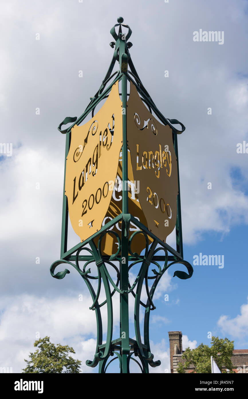 Europe roundabout sign hi-res stock photography and images - Alamy