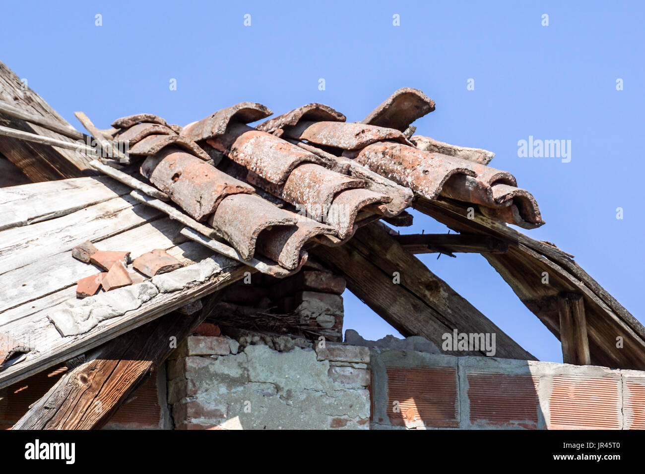 Building needing repair exterior hi-res stock photography and images ...