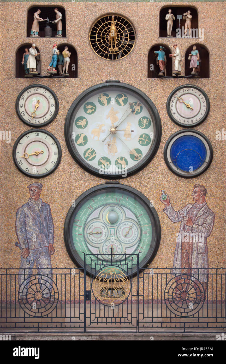 World time indicator hi-res stock photography and images - Alamy