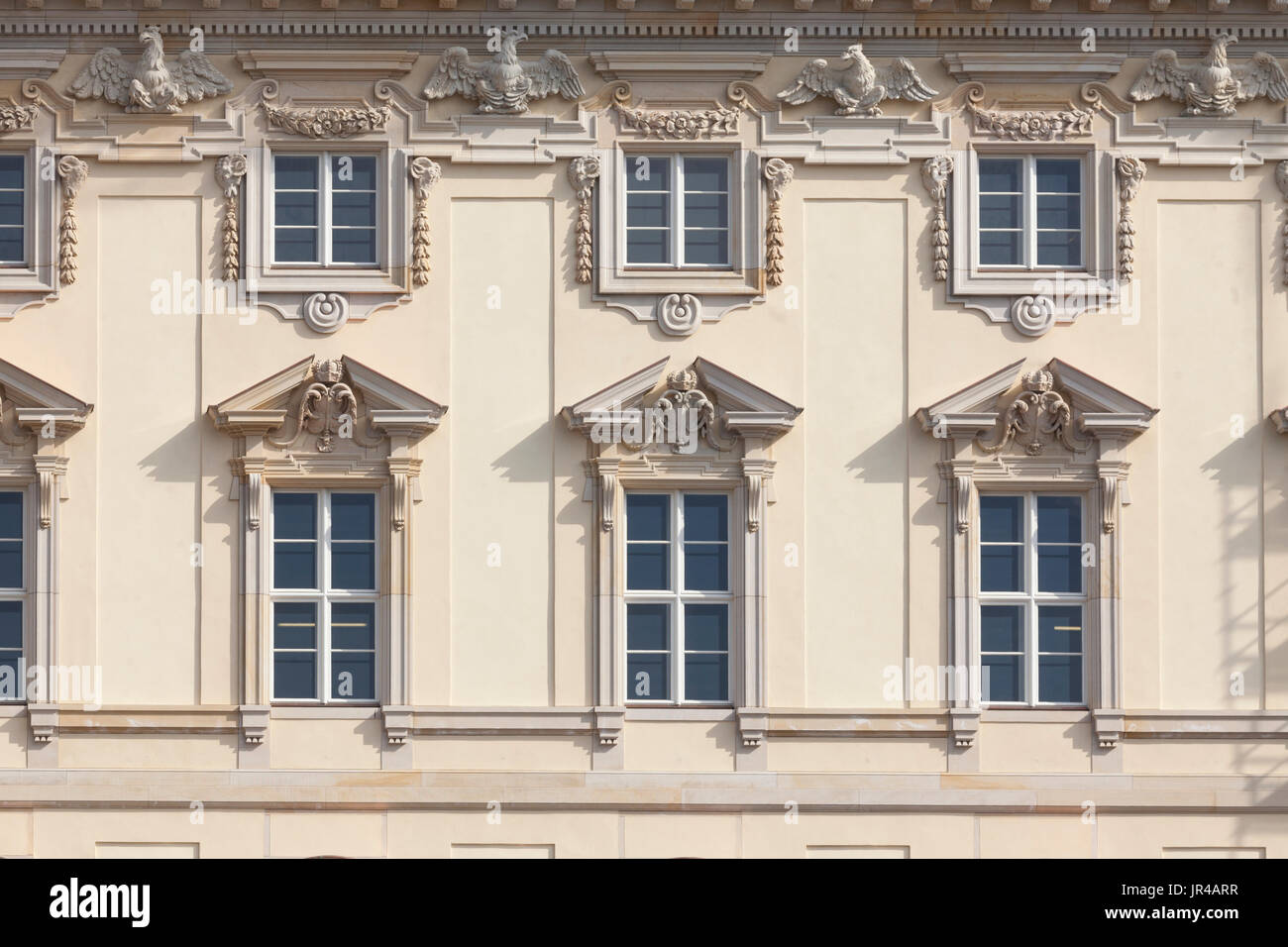 DEU, Deutschland, Berlin: Fensterfront am Berliner Stadtschloß in ...