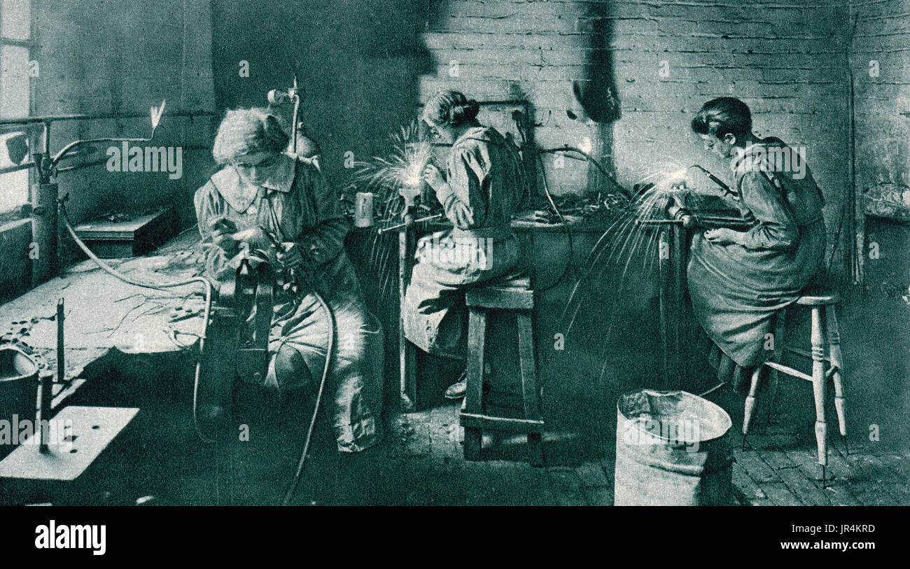 Factory women first world war hi-res stock photography and images - Alamy