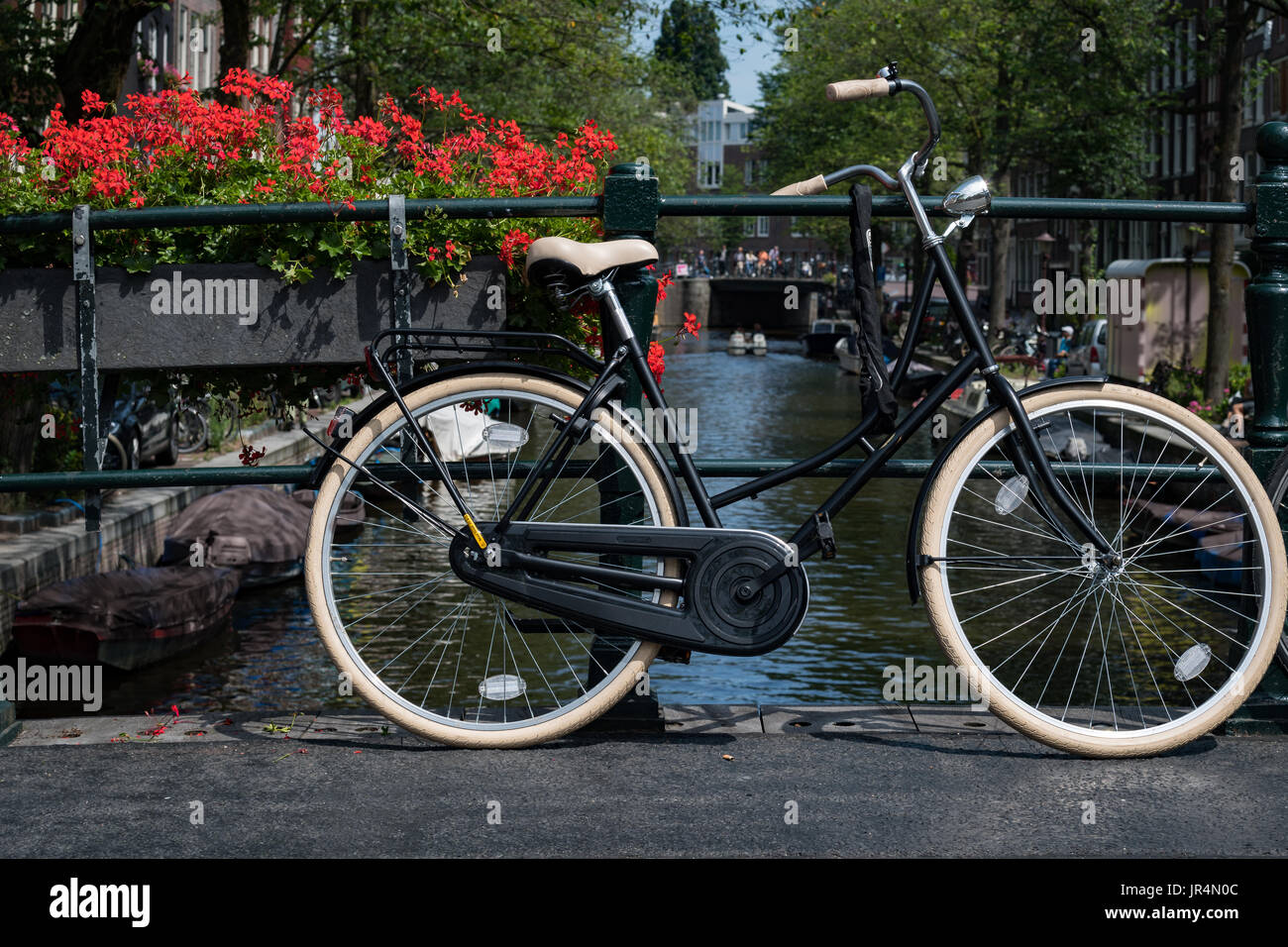 Cycle bike flower display hi-res stock photography and images - Alamy