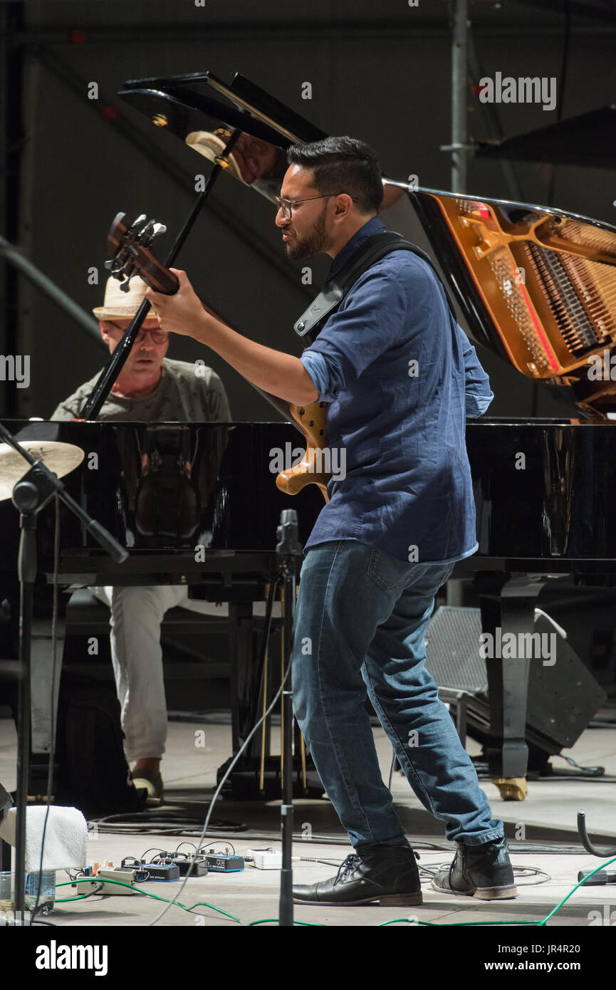 Benjamin shepherd on bass hi-res stock photography and images - Alamy