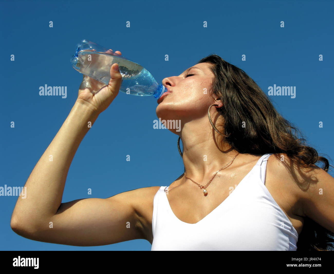 Thirst. Young woman drinks cold water in hot day Stock Photo - Alamy