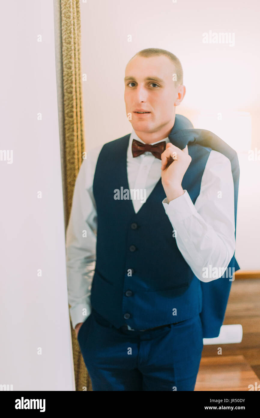 Jacket slung over shoulder hi-res stock photography and images - Alamy