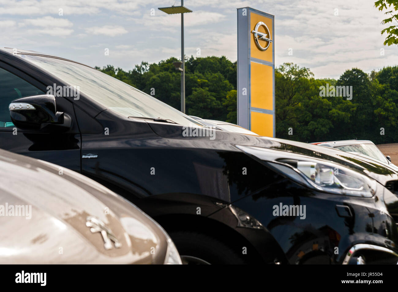 Opel logo hi-res stock photography and images - Alamy