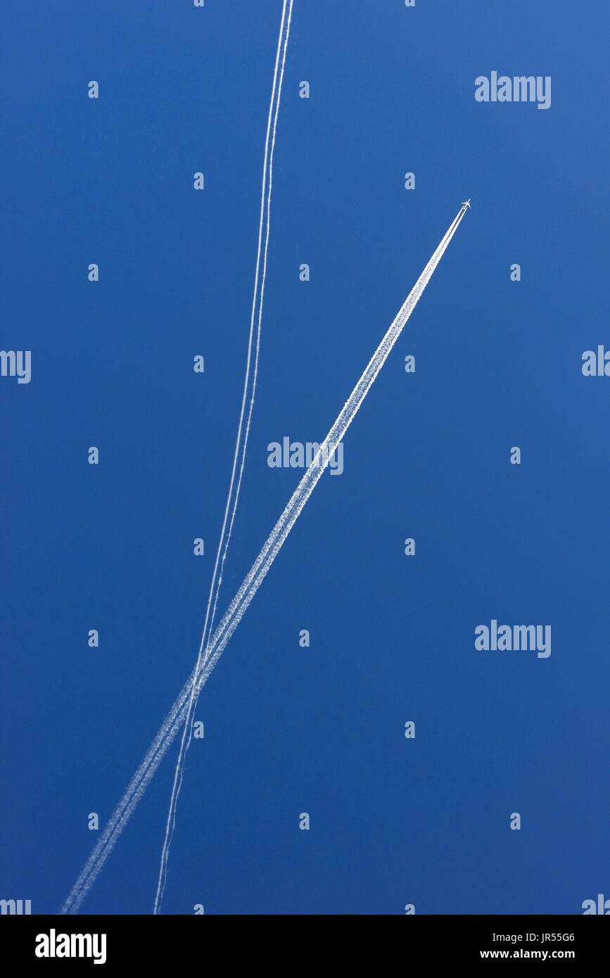 Planes trace hi-res stock photography and images - Alamy