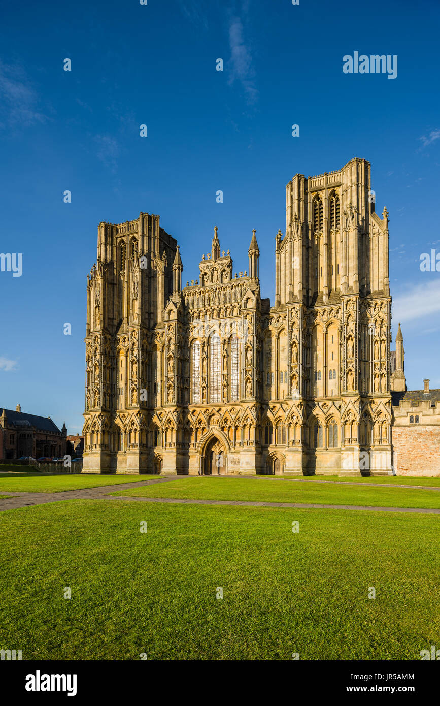 West front of wells cathedral church hi-res stock photography and ...
