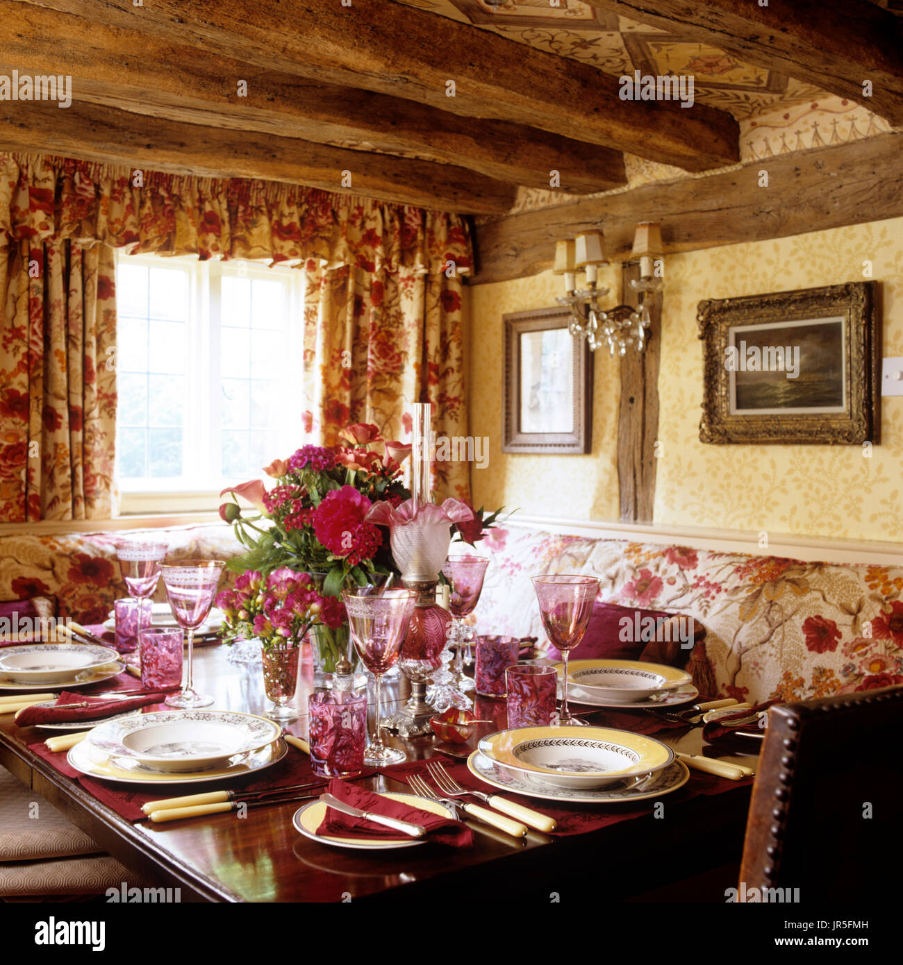 Set table with flowers Stock Photo - Alamy