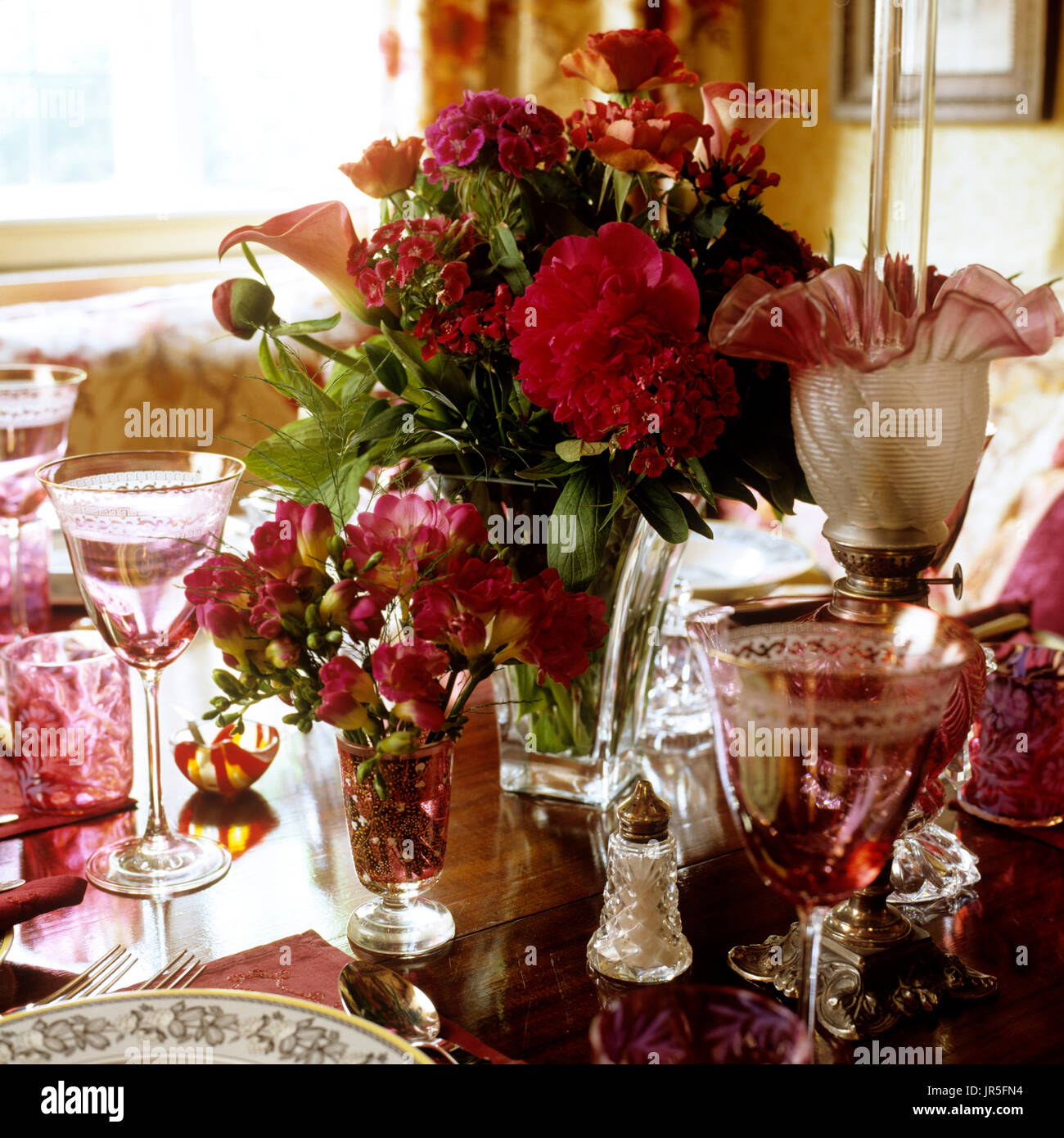 Set table with flowers Stock Photo - Alamy