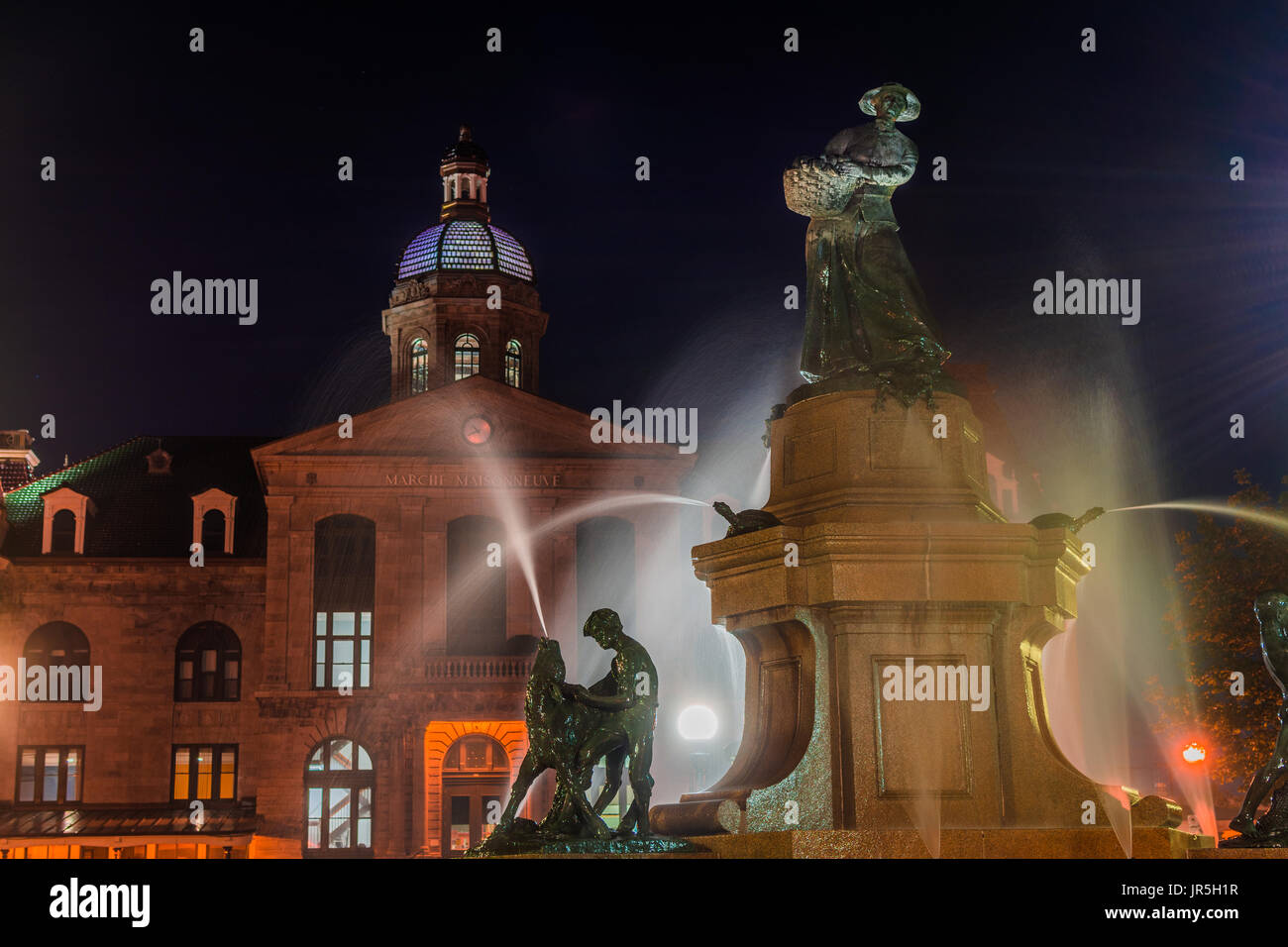 Marché Maisonneuve and the fountain at night Stock Photo - Alamy